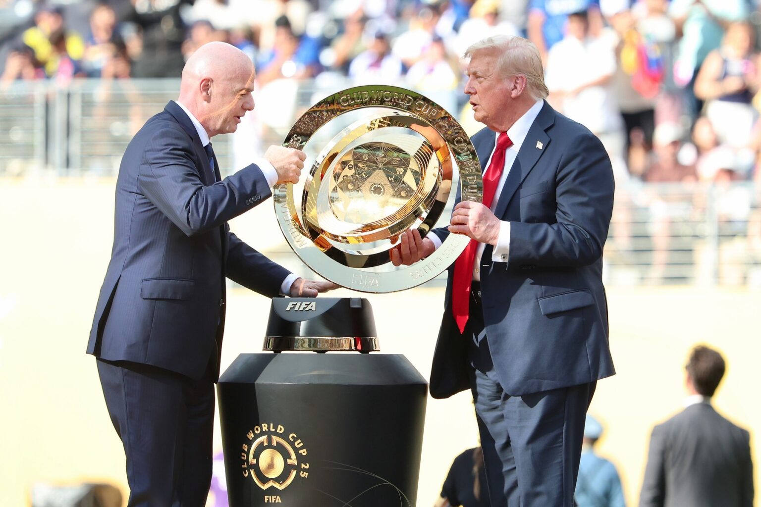 Donald Trump pokal zadržal zase, Chelseaju le replika - Sportklub